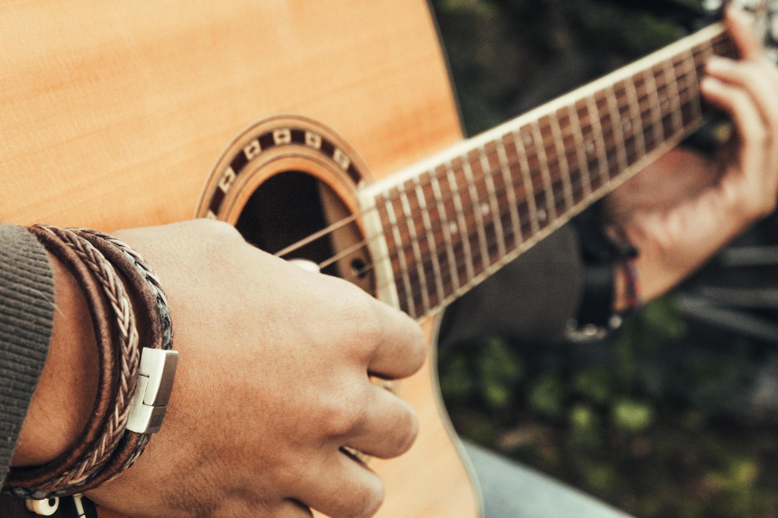 Jak czytać i zagrać akordy gitarowe? | Superprof